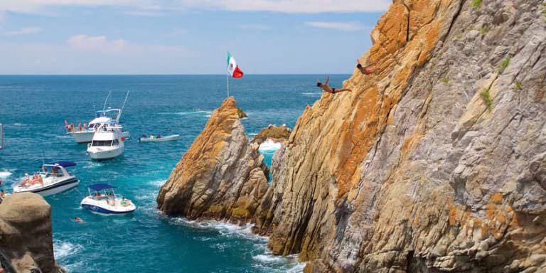 Discover the beauty of Acapulco, a Mexican iconic beach destination ...